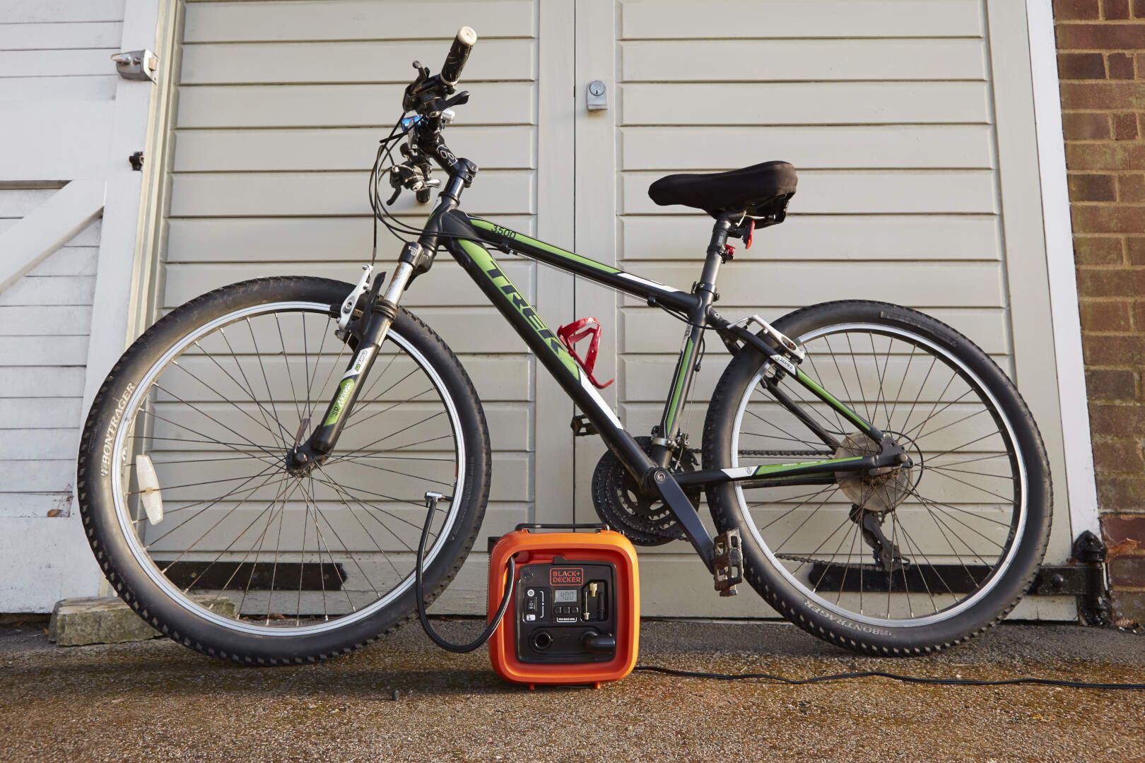 Black+Decker akumulatorska pneumatska pumpa/auto kompresor 12V (ASI400)